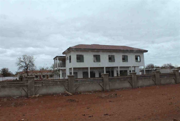 Oxpeckers - Mozambique’s Poaching Castles are Crumbling > WCS Mozambique